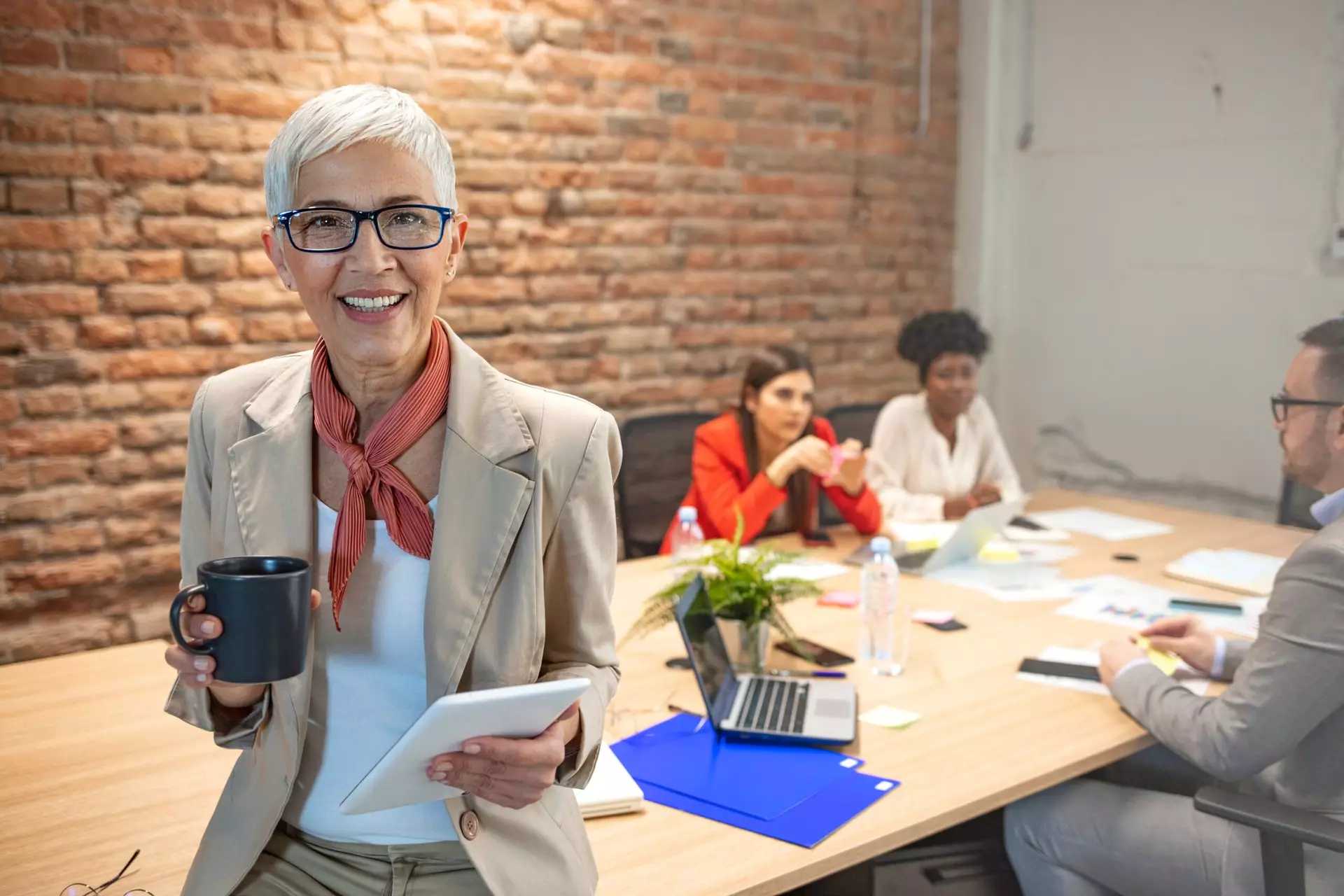 Empresaria senior en una reunión en el trabajo