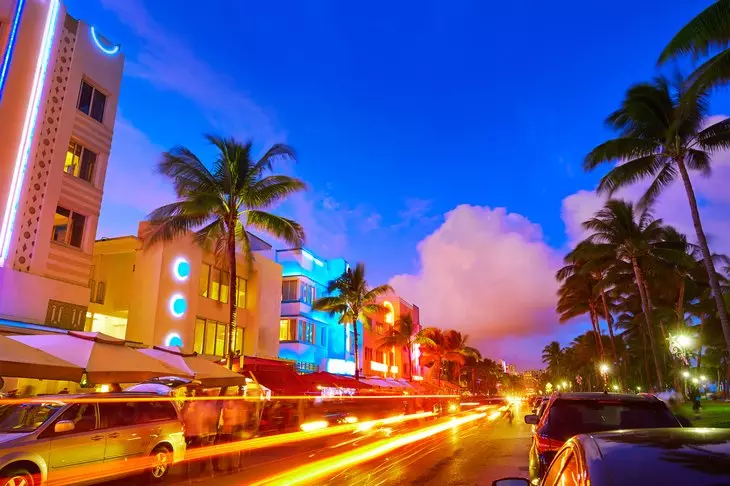 Ocean Drive во Мајами Бич во самрак