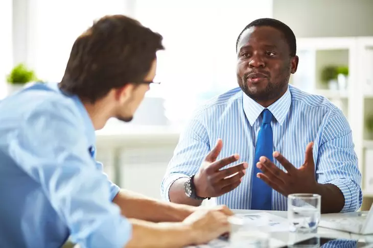 2 homens advogados de negócios trabalham conversando