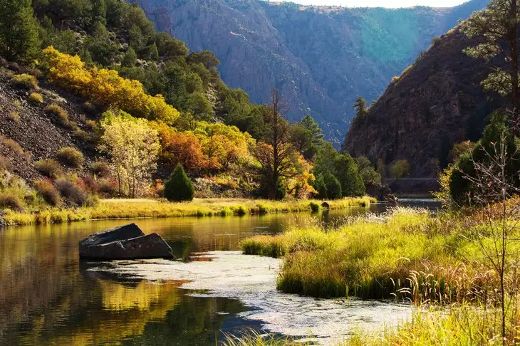 Nigra Kanjono de la Nacia Parko Gunnison en Kolorado