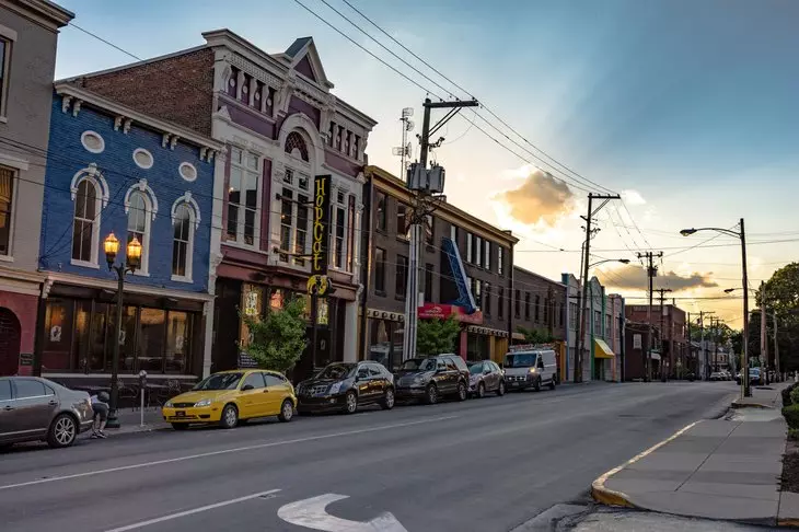 coches en la calle en Lexington Kentucky