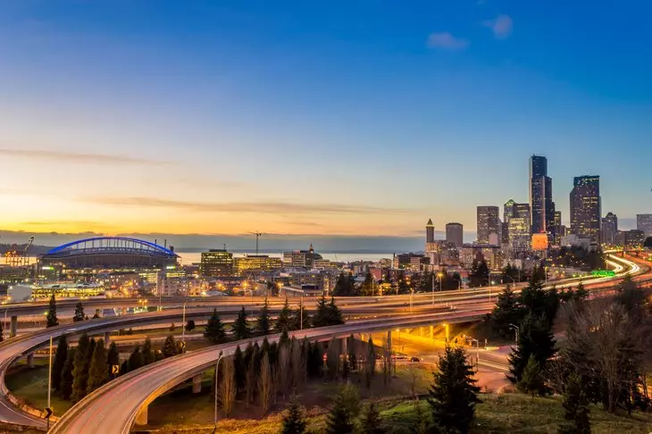 Loftopklärung vu Stroossen déi bei Sonnenënnergang a Seattle féieren.