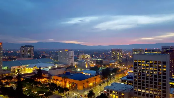 Lub skyline ntawm San Jose, uas muaj qis nruab nrab nqi xauj tsev tshaj li qhov nruab nrab nqi tsev