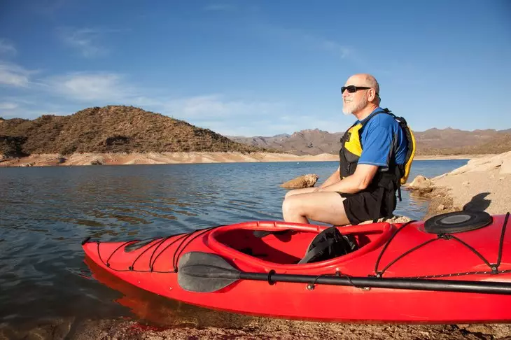 Arizona ştatındakı Bartlett gölünün sahilində kayak gəzintisi zamanı yaşlı bir nəfər istirahət edir