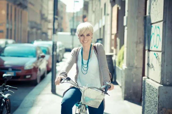 Jonge vrouw fietst in de stad