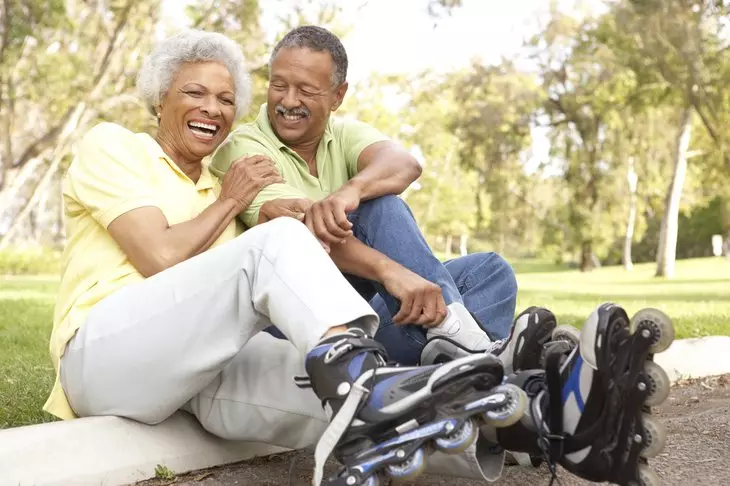 Senior bikote zoriontsua patinak jartzen ariketa egiteko