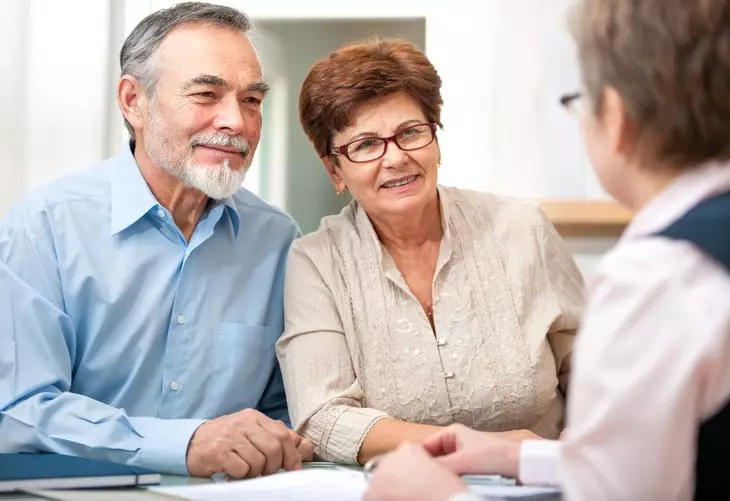 Para seniorów planująca emeryturę z doradcą