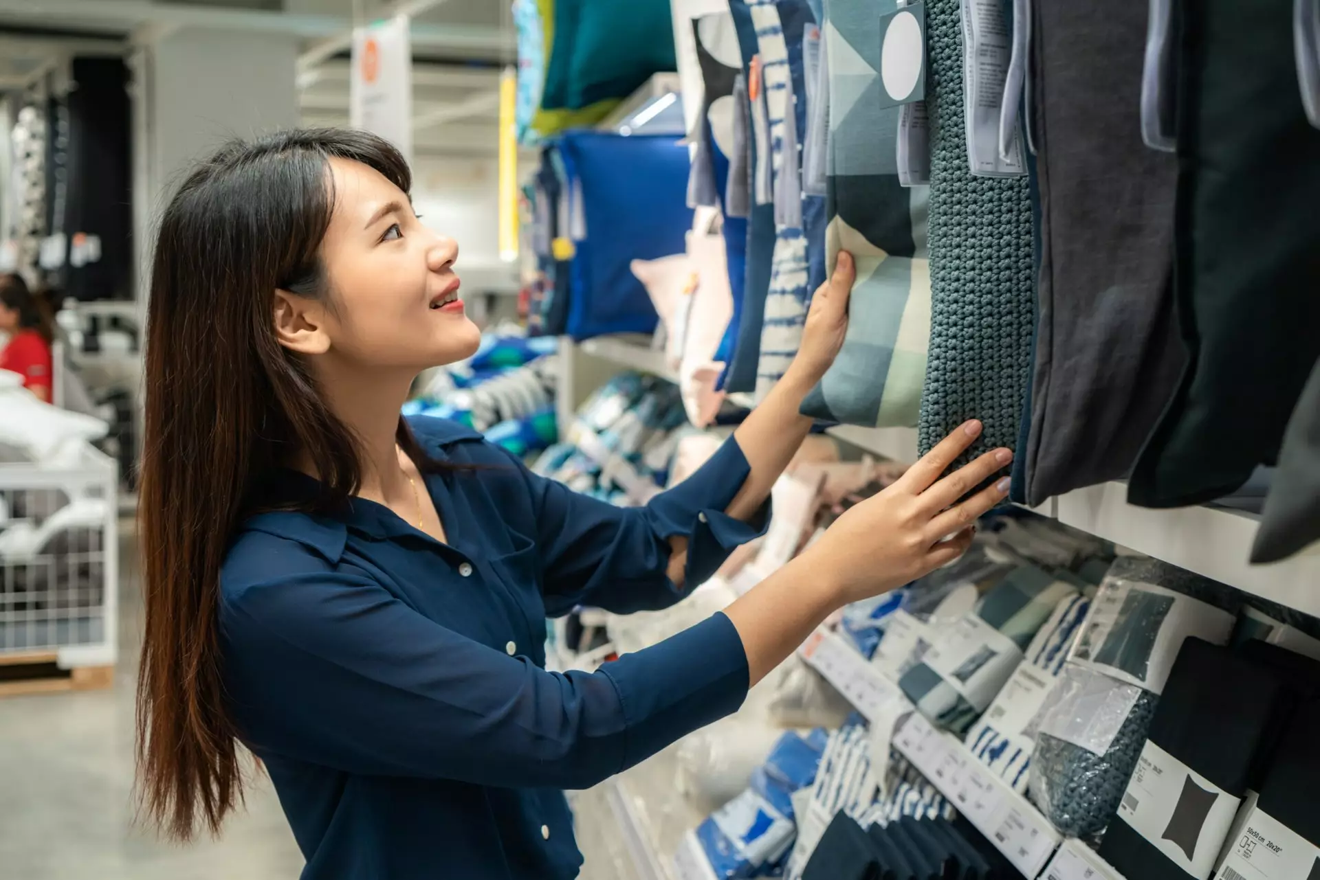 Wanita membeli bantal di kedai