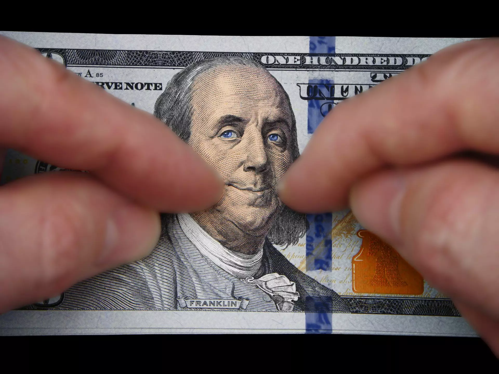 Benjamin Franklin glimket op in $ 100 bill om't hy passyf ynkommen leveret