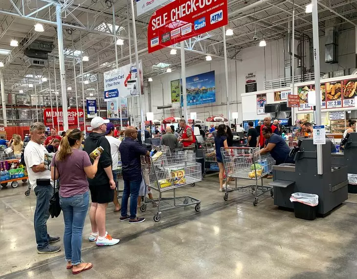 Awọn laini isanwo gigun ni ile itaja Costco kan