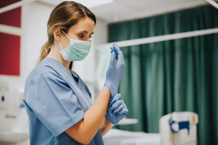 Enfermera de hospital con mascarilla y guantes.