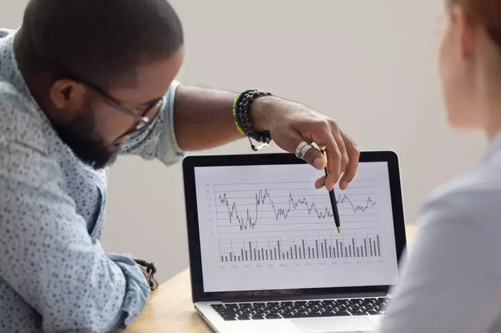 Hombre analizando datos en una laptop