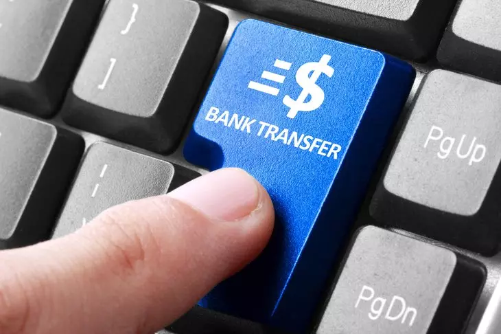 Um botão de transferência bancária em um teclado
