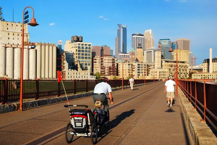 Minneapolis brêge mei fytsers, runners.