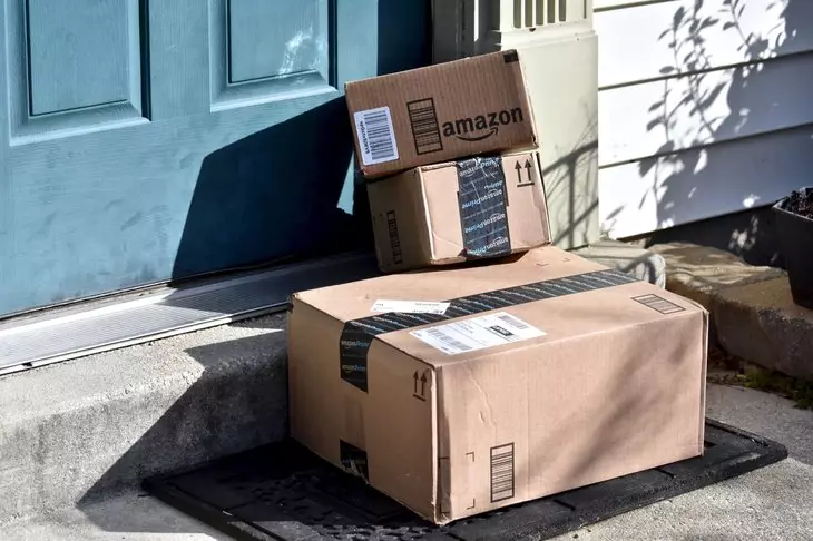 Amazon lub thawv pom tau muab tso rau ntawm lub qhov rooj