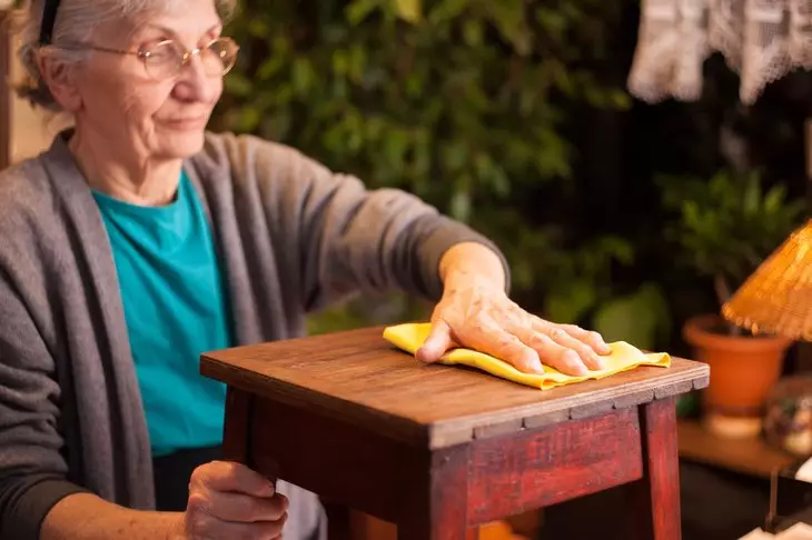 In senior frou makket houten meubels skjin