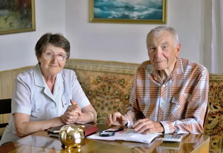 pareja senior trabajando en presupuesto