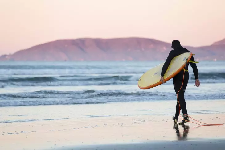 Surfer nrin lori eti okun