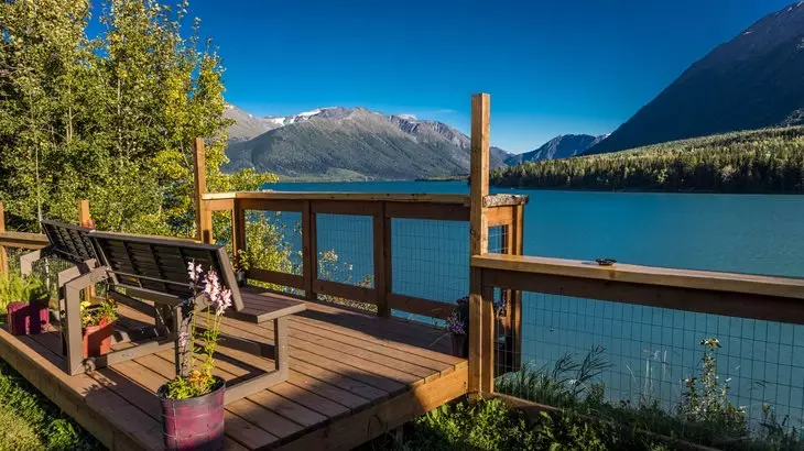 Vista do lago Kenai e as montañas Kenai en Alaska