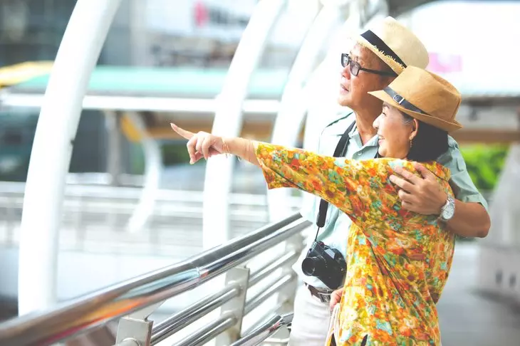 Um casal mais velho viajando de férias