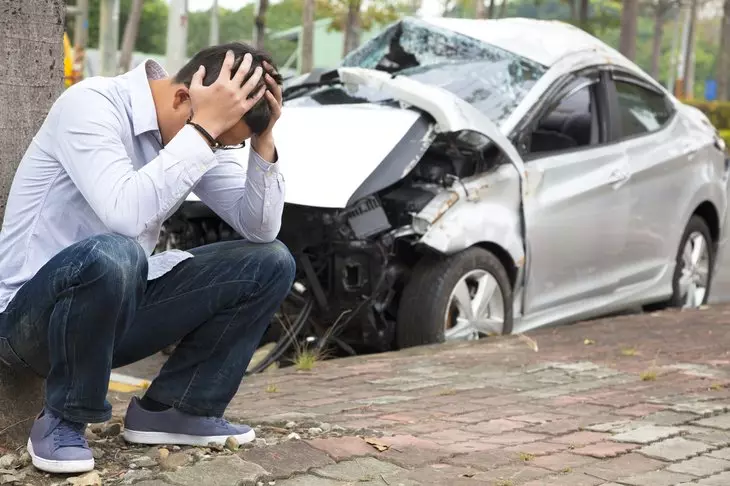 Homem chateado por carro esmagado.