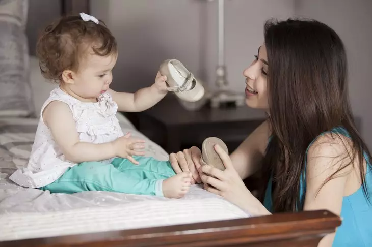 Bambino e mamma con le scarpe