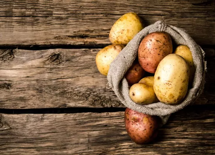 Patate su un tavolo di legno