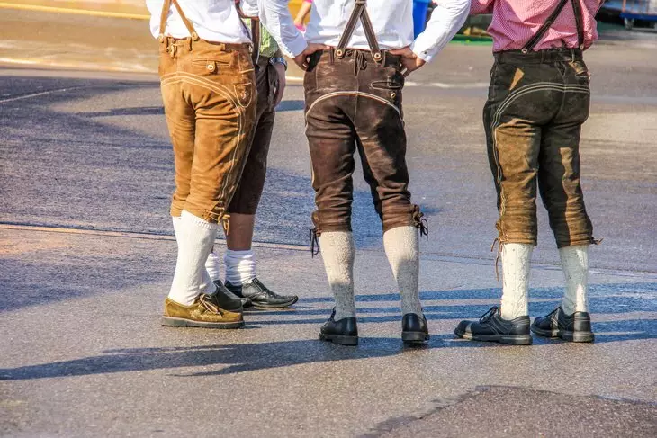 Triúr fear ag caitheamh lederhosen.