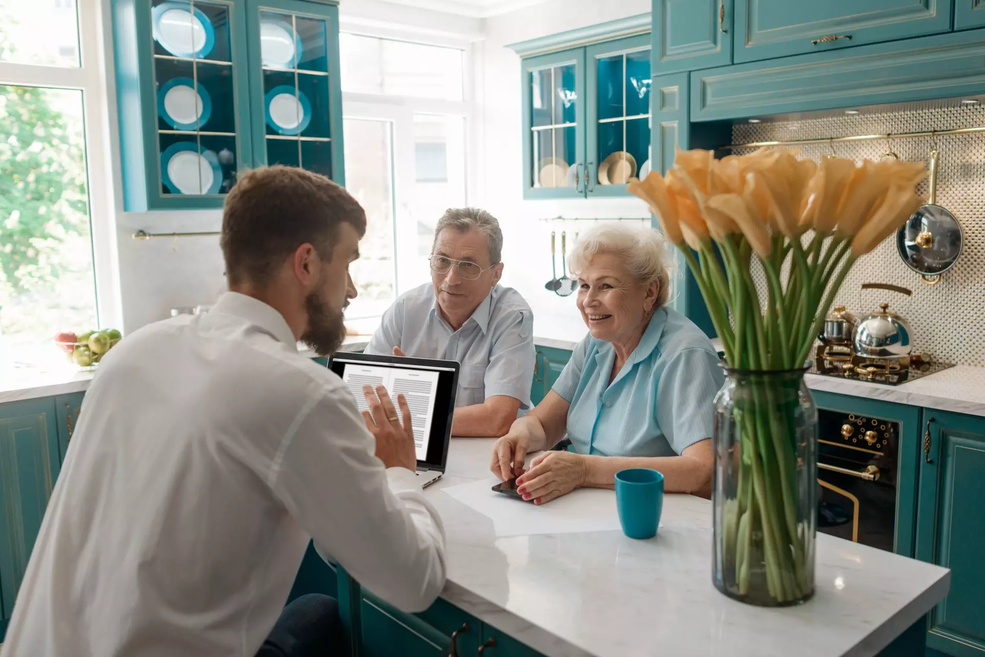 Couple de personnes âgées avec conseiller