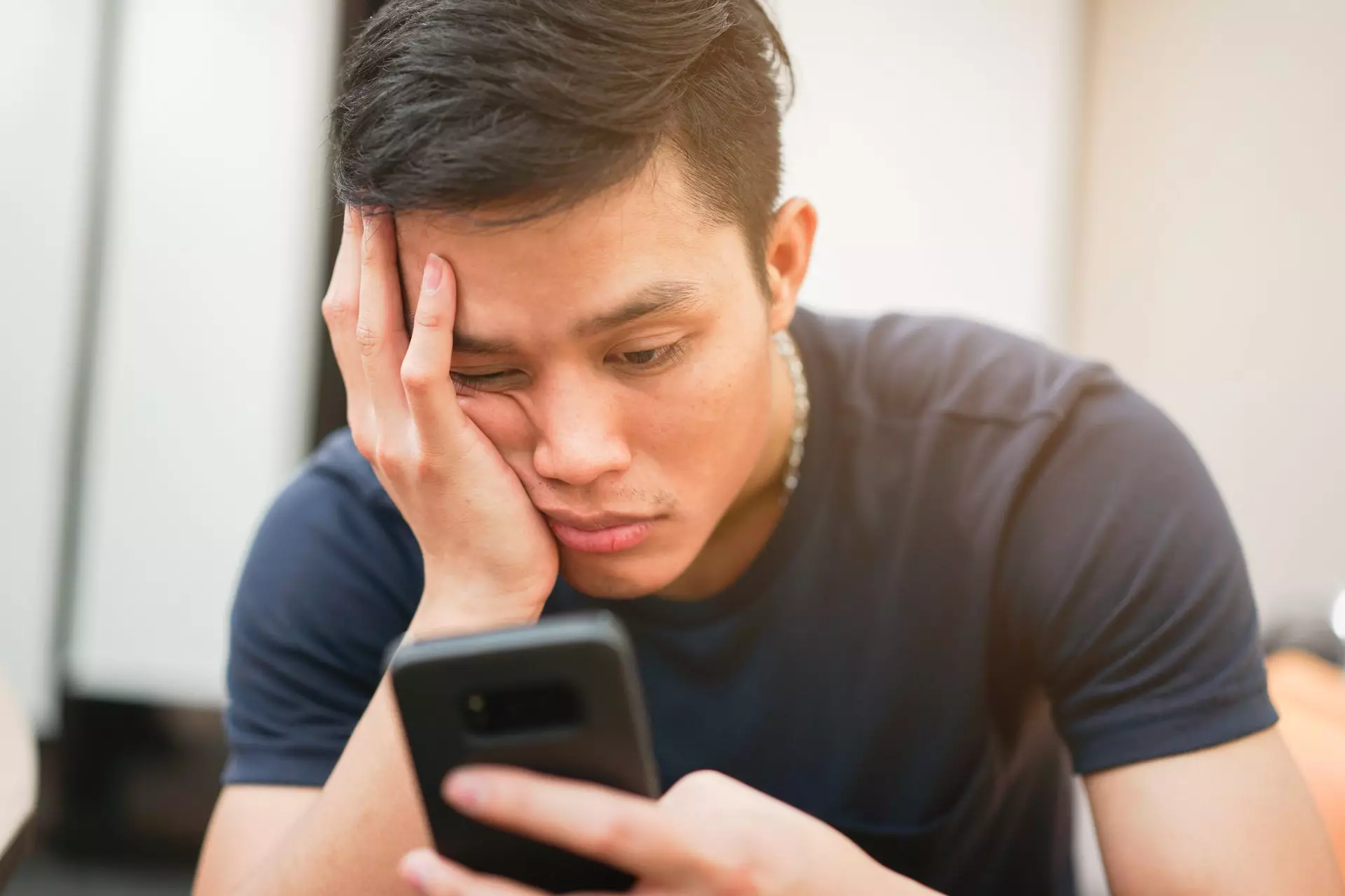 El hombre mira el celular