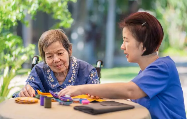 Senior met demensie wat arbeidsterapie doen