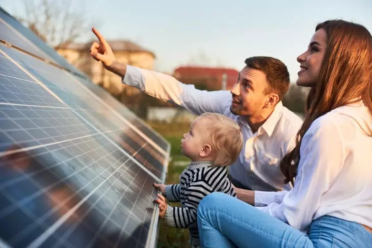 Familj som tittar på solpaneler för hemsolenergi