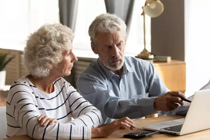 Para seniorów planująca wydatki na emeryturę