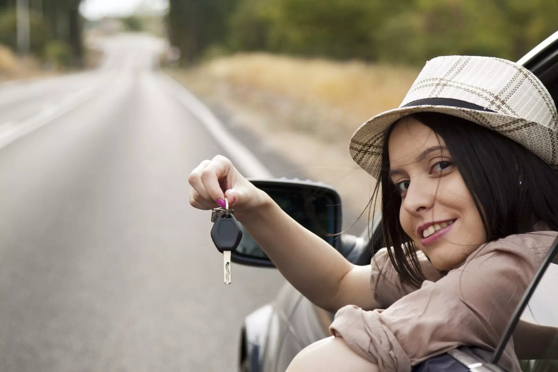 motorista de mulher feliz