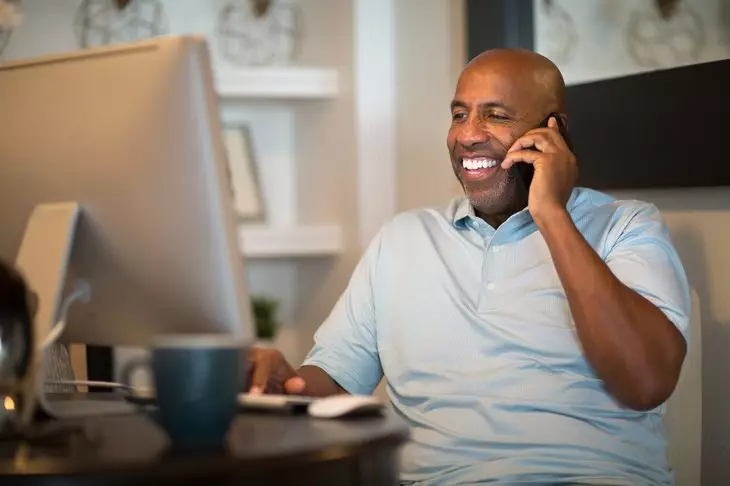 Senior man aan het werk vanuit huis