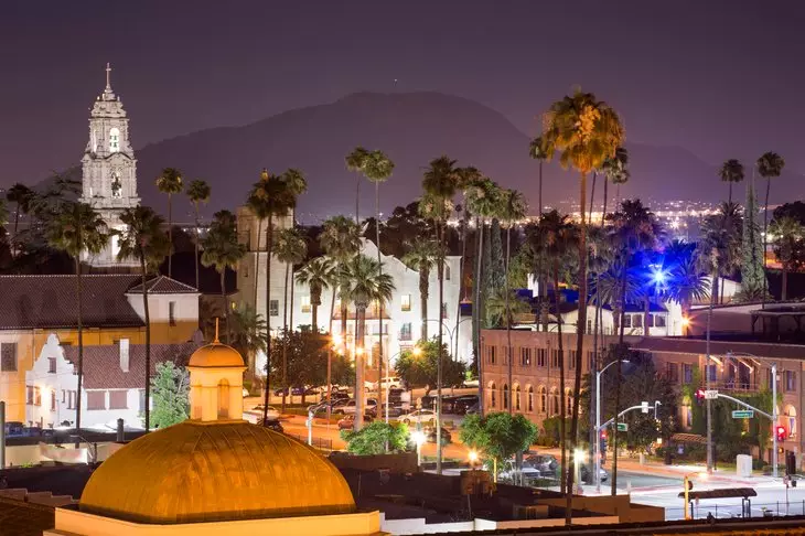 Riverside, California en la noche