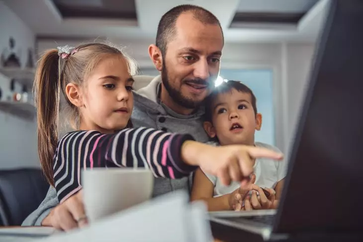 Papá con dos niños mirando la computadora