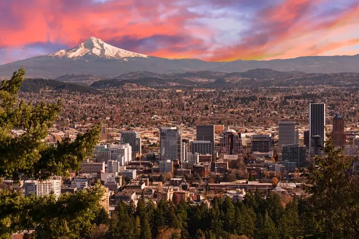 Vista aérea de Portland con Mount Hood al fondo.