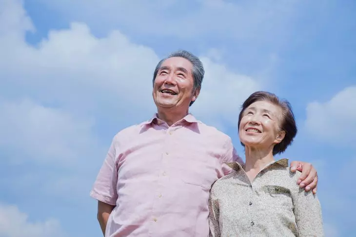 Pasangan senior ing langit biru