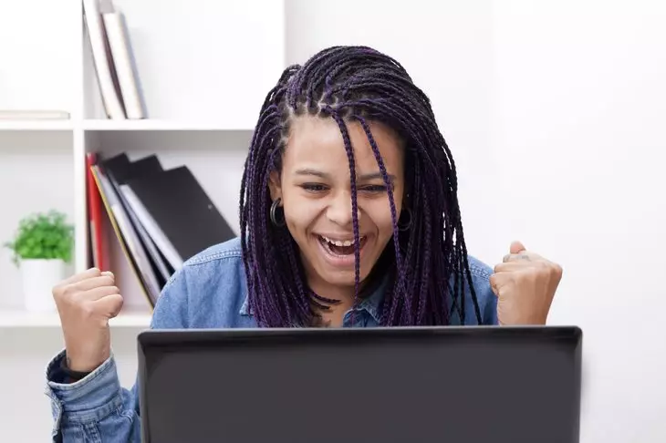 Gelukkige vrouw op computer.