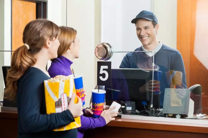 Gente comprando entradas para el cine