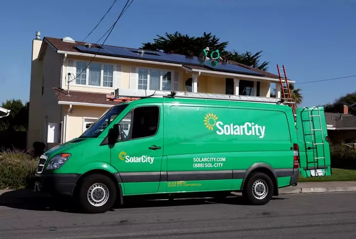 Les techniciens de SolarCity installent des panneaux solaires sur une maison