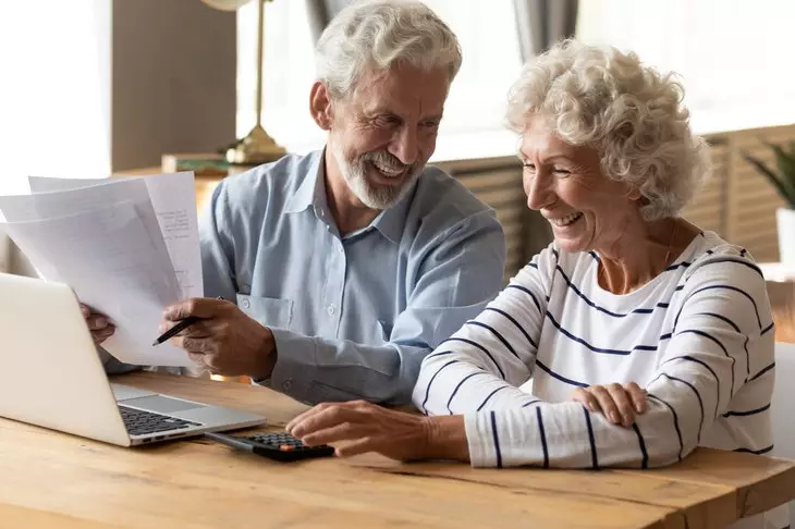 idosos revisando os planos Medicare Advantage