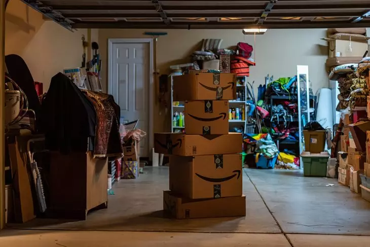 Boîtes Amazon dans un garage