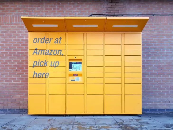 Amazon Hub locker لتسليم الطرود