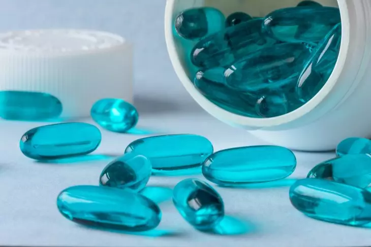 Tabletele de gel de ibuprofen se revarsă dintr-un flacon de pastile