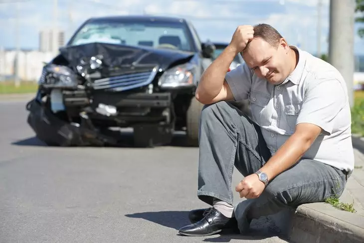 Autista sconvolto davanti all'incidente d'auto