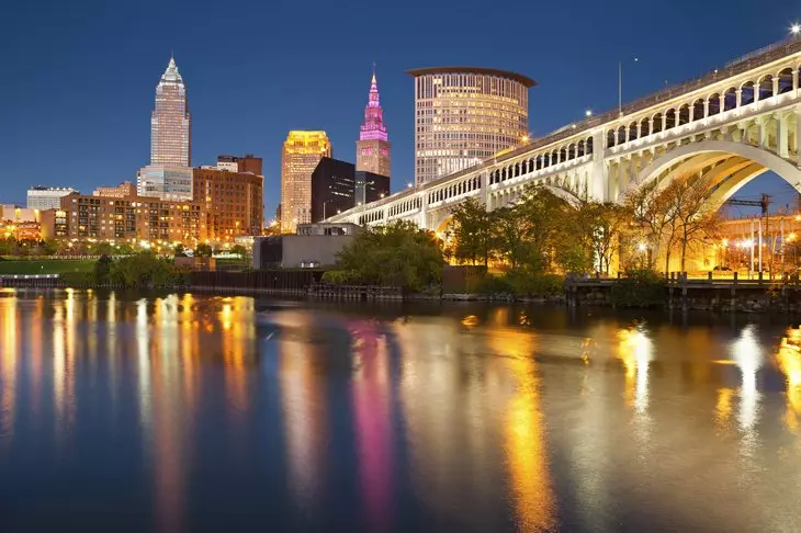 Cleveland, Ohio skyline nan lè solèy kouche.