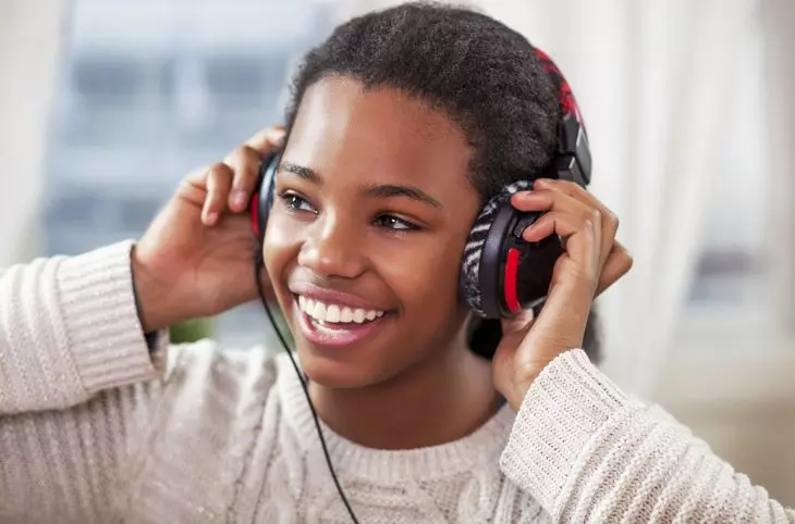 Adolescente escuchando música con auriculares