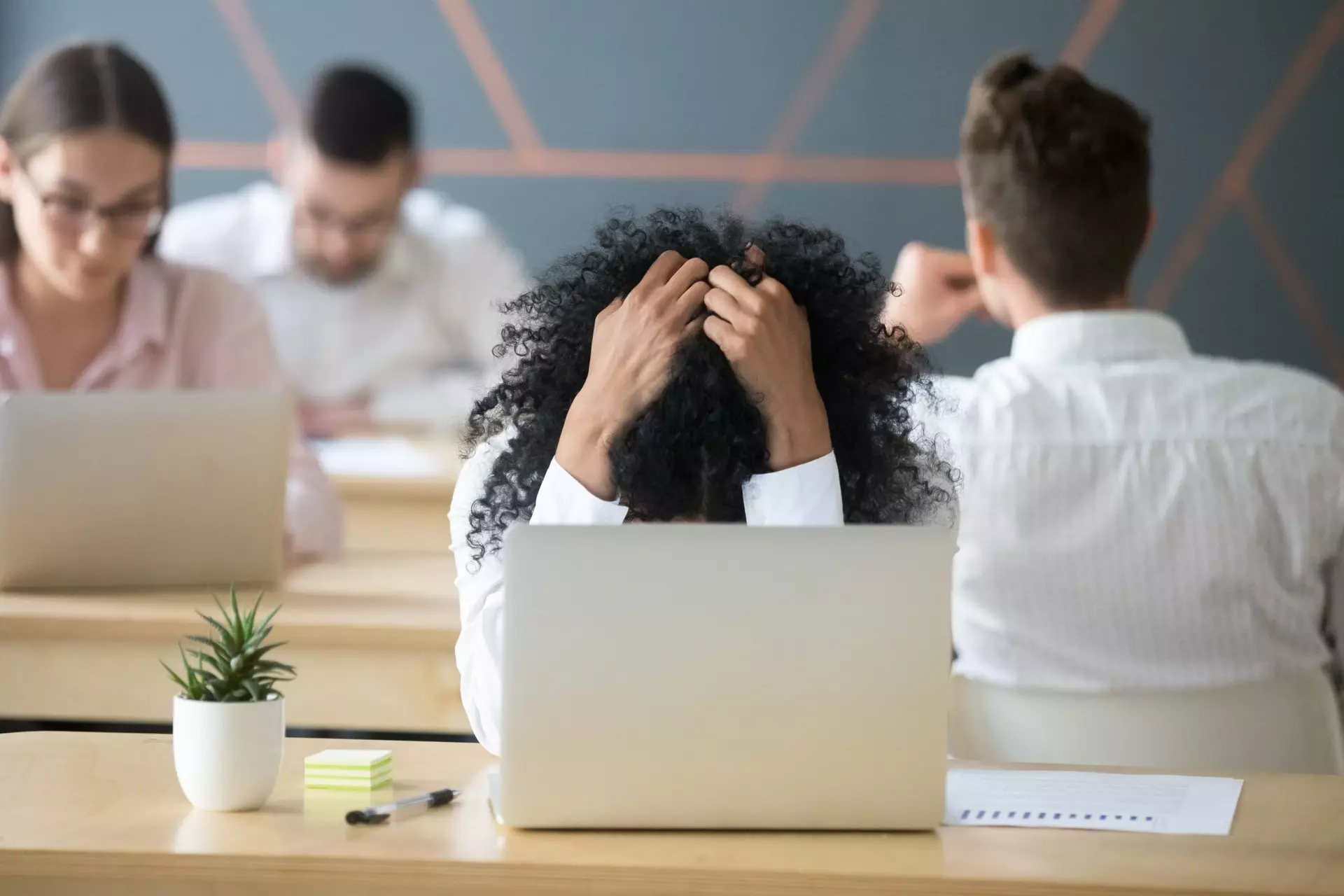 10 Tandha Sampeyan Nandhang Kebacut Kerja lan 5 Cara Kanggo Ngatasi